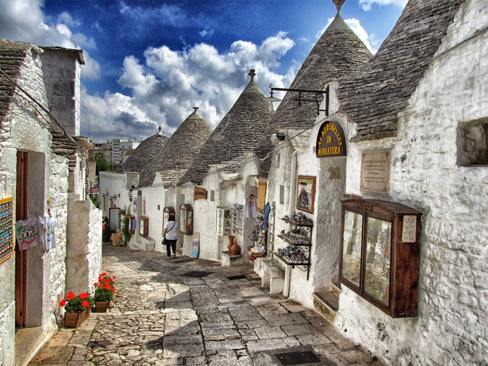 Alberobello - Ancient Town of Trulli in Italy - PandoTrip.com