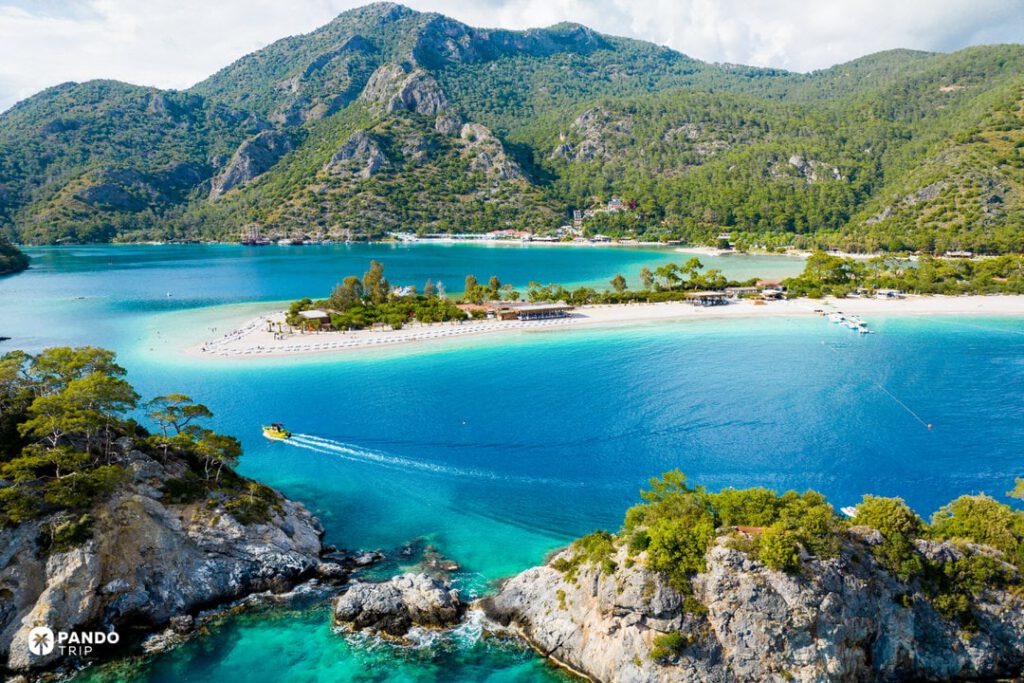 The World's 10 Greatest Lagoons – From Aitutaki to Rangiroa