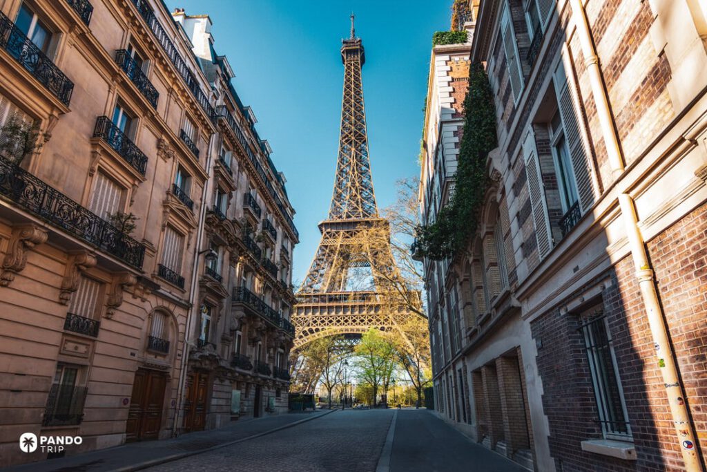 Top 10 Paris Spots So Clichéd They're Perfect